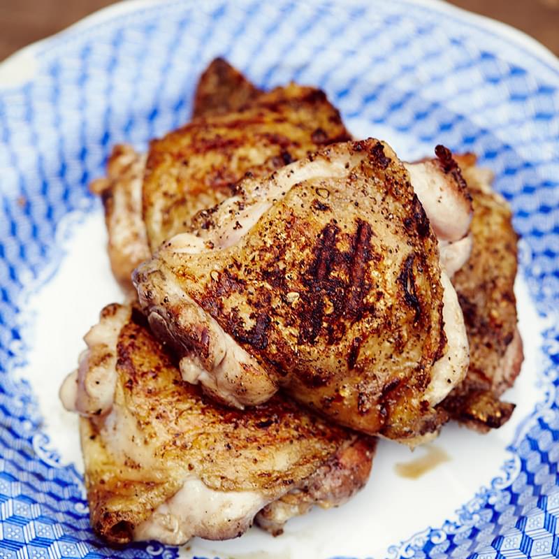 Pollo ahumado con salsa jamaiquina | Kingsford Espanol
